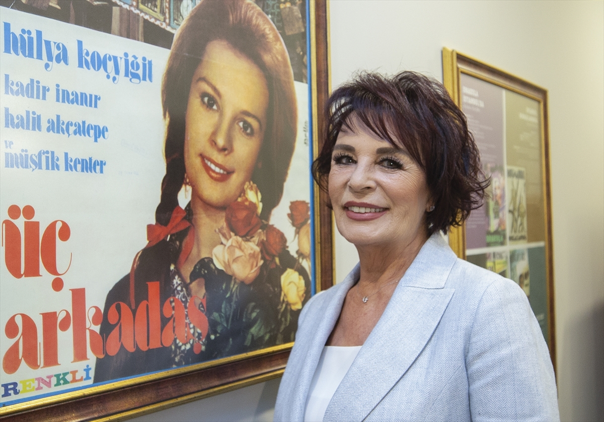 İSTANBUL - Yeşilçam'ın sevilen oyuncusu Hülya Koçyiğit gençlerle bir ...